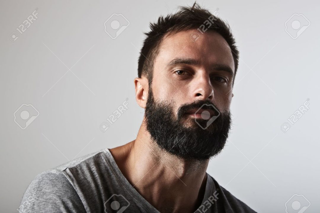 45152249-close-up-portrait-d-un-homme-barbu-beau - Mystic Hair